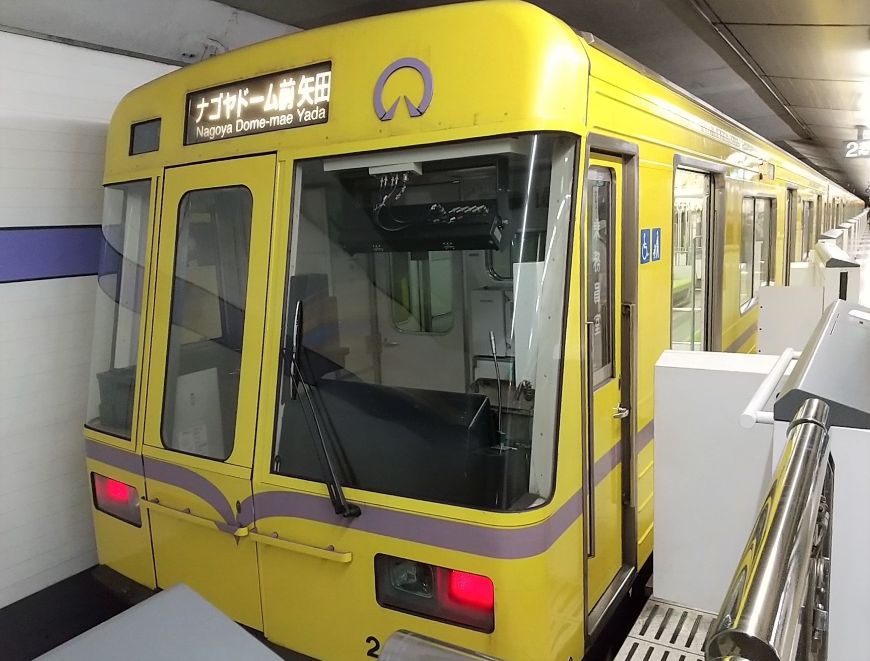 ファンフェスタ2022でスタート前からドアラが登場してました。: ドアラのバク転が大成功しますように・・・